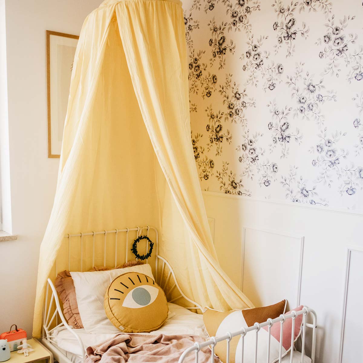 Rose Wallpaper – Cozy Nursery