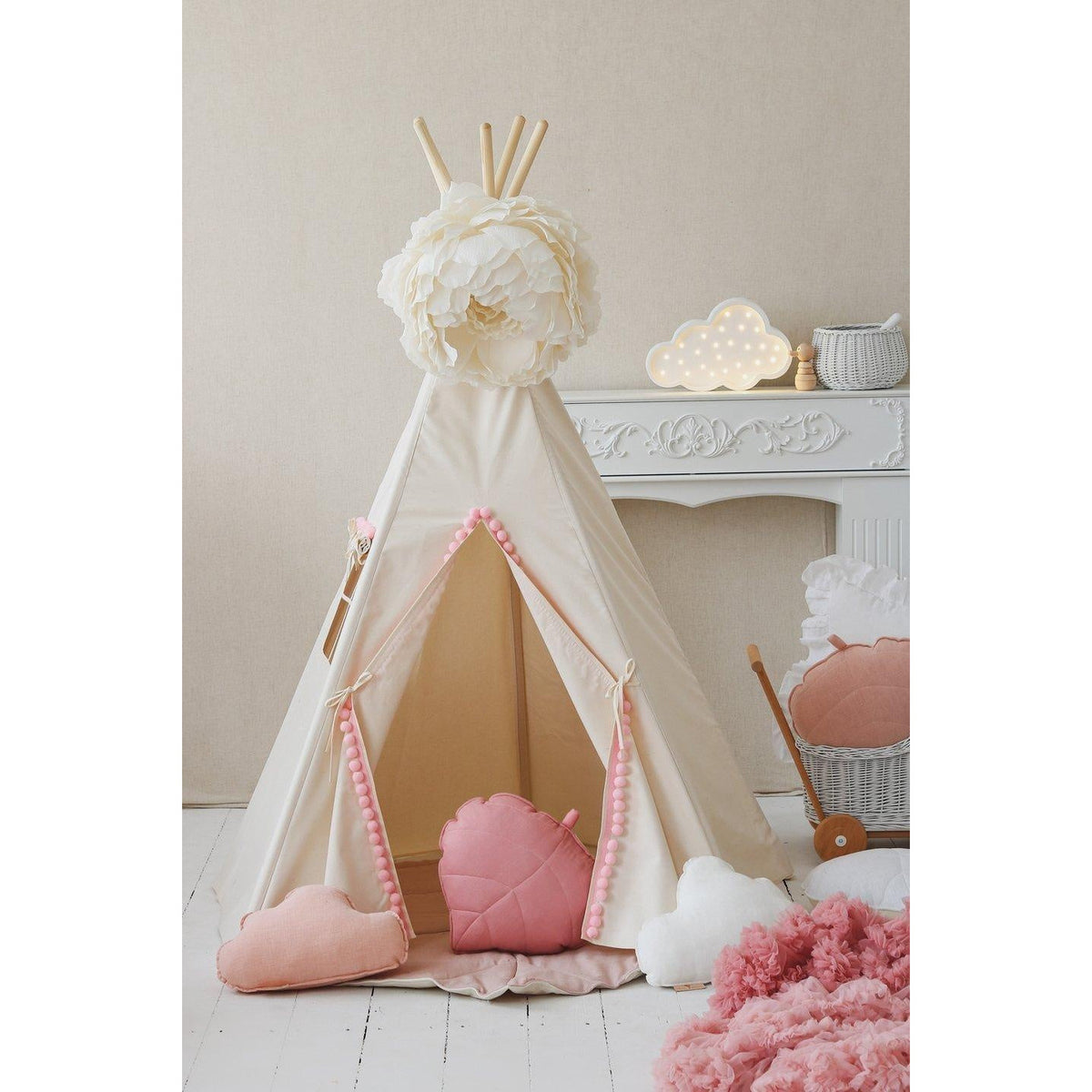 “Fluffy Pompoms” Teepee Tent with Pompoms – Cozy Nursery
