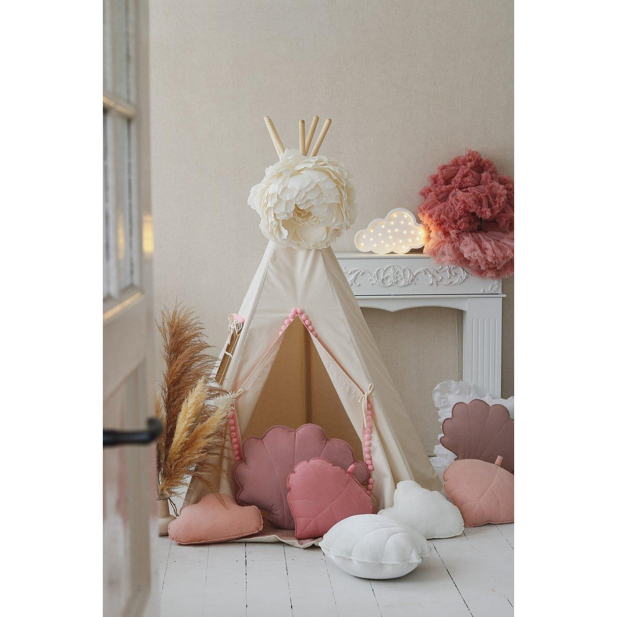 “Fluffy Pompoms” Teepee Tent with Pompoms – Cozy Nursery